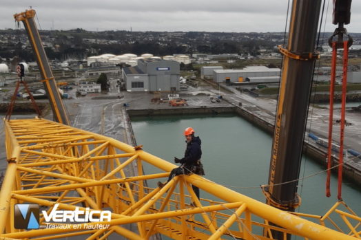 Travail en hauteur sur la grue 150 tonnes de Brest. Vertica